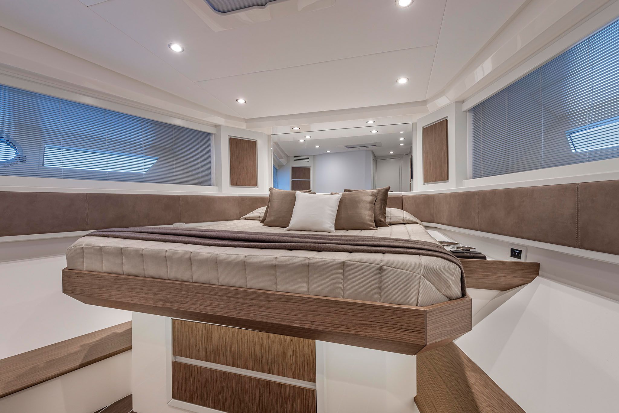 62RS - Starship Yachts